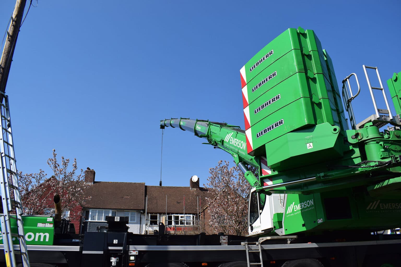 Lifting Offices, Sheds & Pods Over Houses | Emerson Cranes